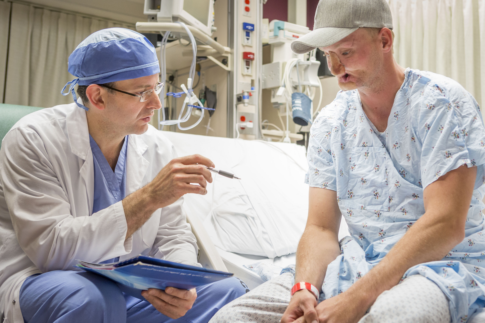 Andy Sandness: El primer transplante completo de cara del mundo que se ...