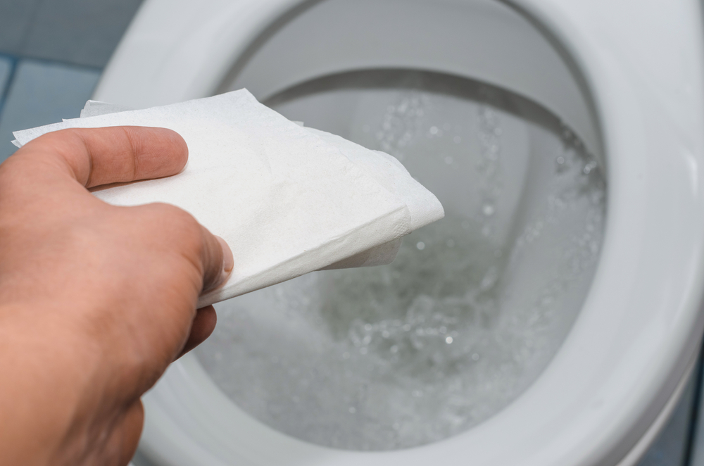 7 Cosas buenas que tiene el orinar fuera del váter